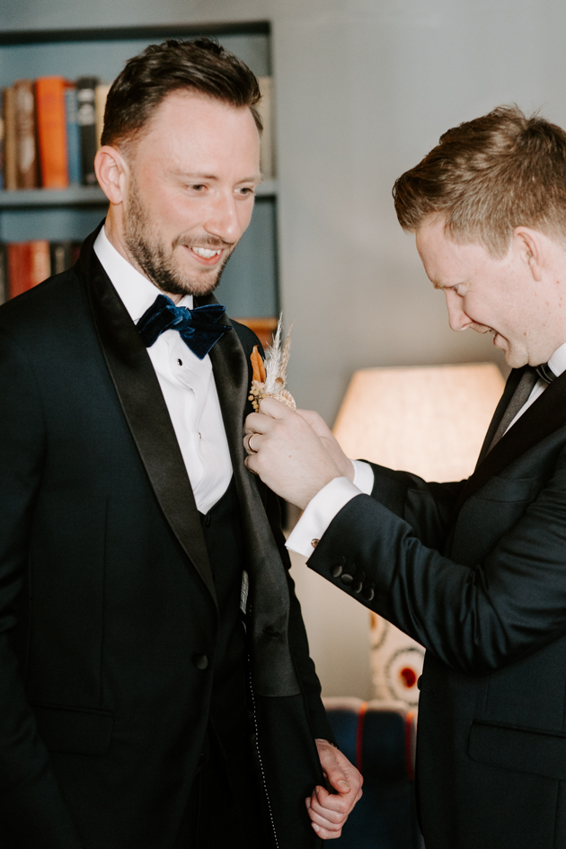 A London wedding featuring the best of the city at Marylebone Town Hall ...