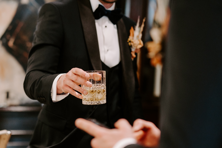 A London wedding featuring the best of the city at Marylebone Town Hall ...