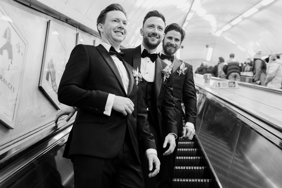 A London wedding featuring the best of the city at Marylebone Town Hall ...